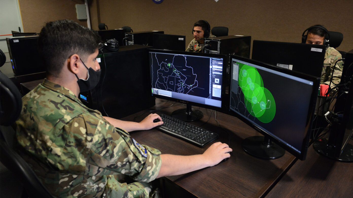 ¿Cómo se vigila y controla el espacio aéreo argentino?