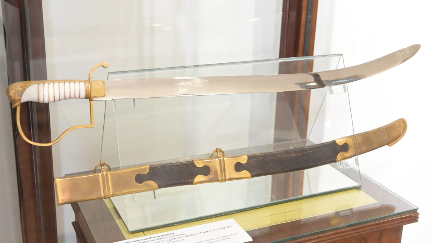 La historia detrás de los sables que usan en las Fuerzas Armadas