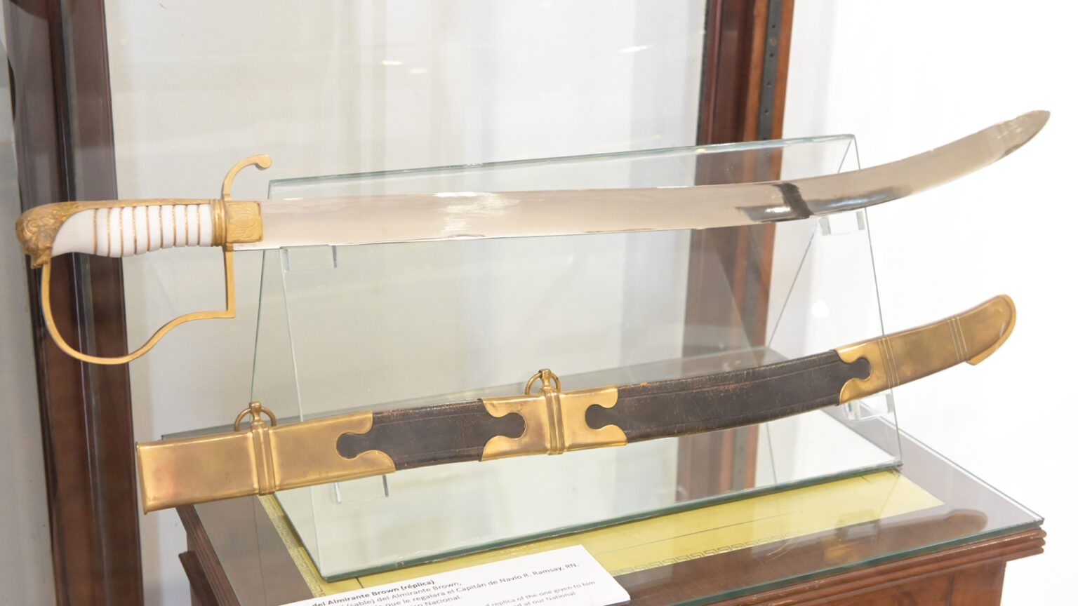 La historia detrás de los sables que usan en las Fuerzas Armadas