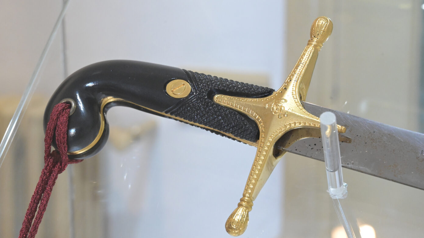 La historia detrás de los sables que usan en las Fuerzas Armadas