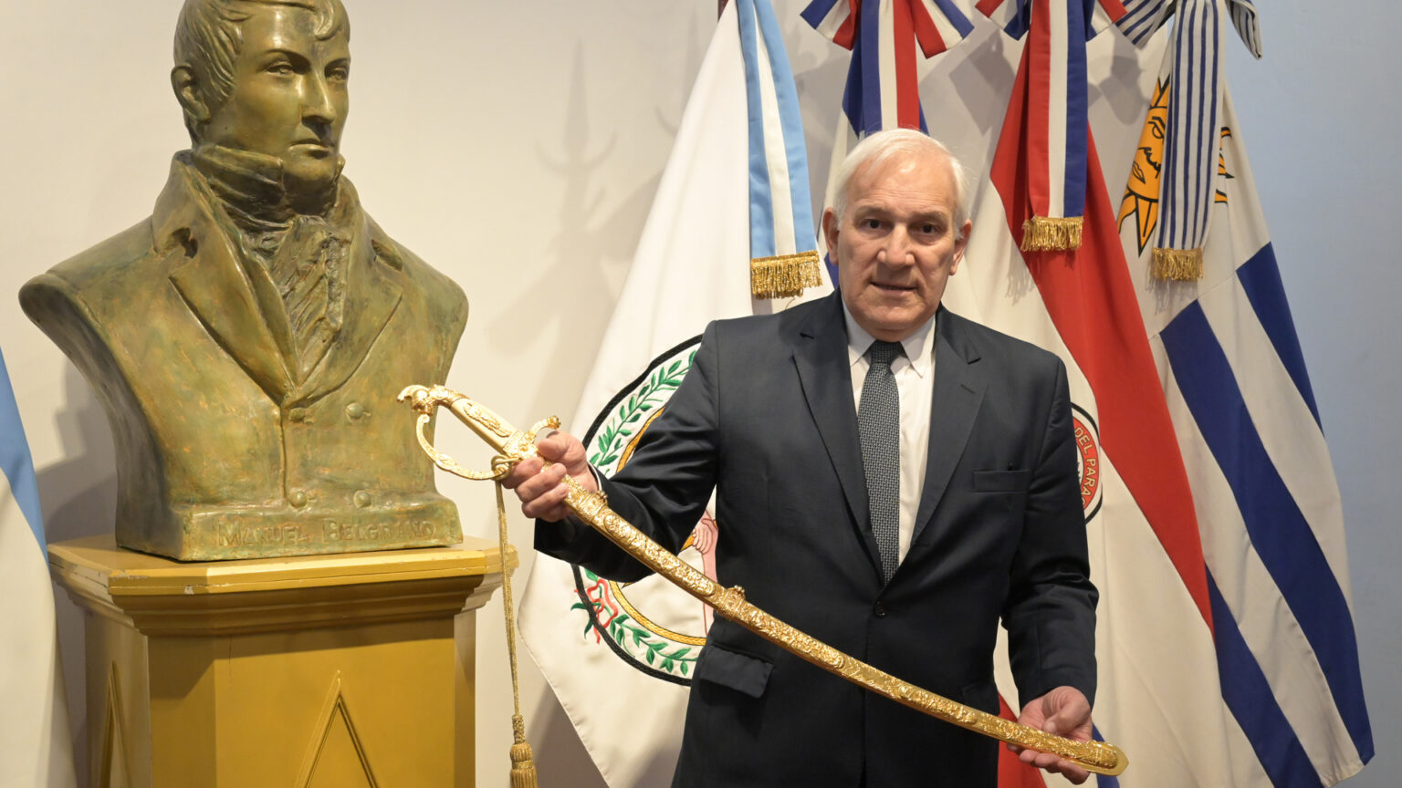 La historia detrás de los sables que usan en las Fuerzas Armadas