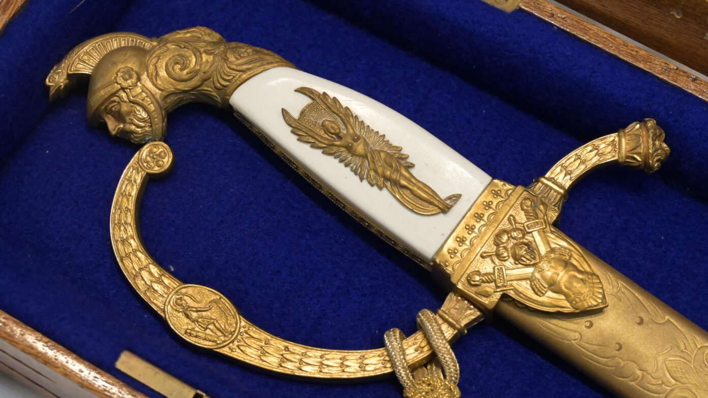 La historia detrás de los sables que usan en las Fuerzas Armadas