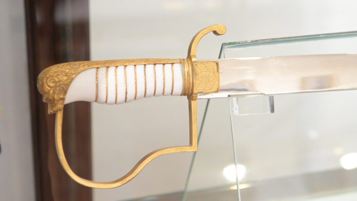 La historia detrás de los sables que usan en las Fuerzas Armadas