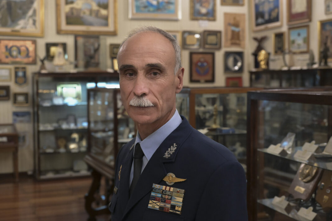 Jefe de la Fuerza Aérea: “Es un desafío traer los seis aviones F-16”